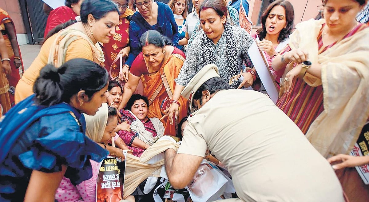'Mehngaai-Man': Congress hits out at Modi, says BJP govt has failed to ...