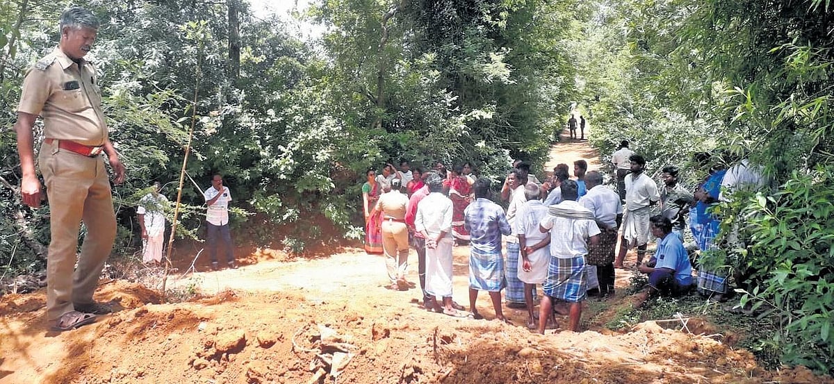 Hassled by bad road to graveyard in Tamil Nadu, SC men threaten to burn body en route