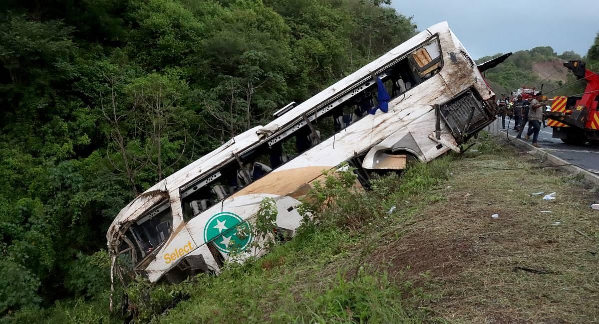 18 dead as Mexican bus carrying foreign migrants crashes