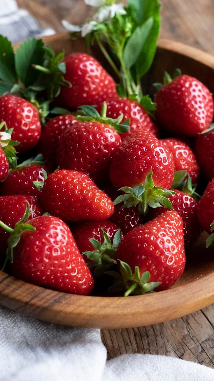 Strawberry Health Benefits : लालभडक स्ट्रॉबेरी खाण्याचे जबरदस्त फायदे ...