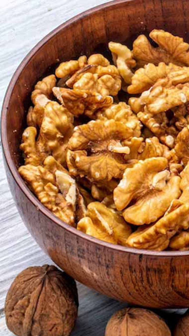 Soaked Walnuts : रात्रभर पाण्यात भिजवलेले अक्रोड खा अन् पाहा कमाल ...