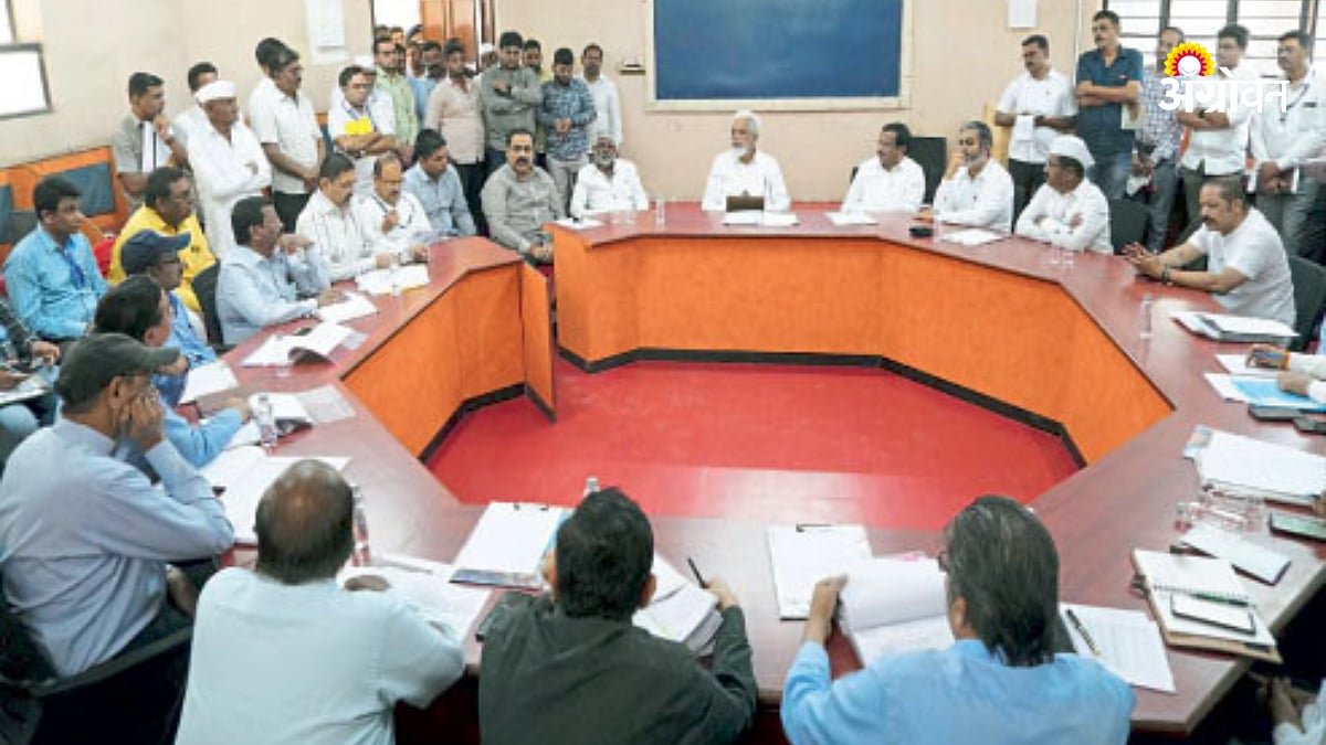 Minister Dada Bhuse | आदर्श ग्रामसेवकांच्या पाठीवर शाबासकीची थाप अन् ...