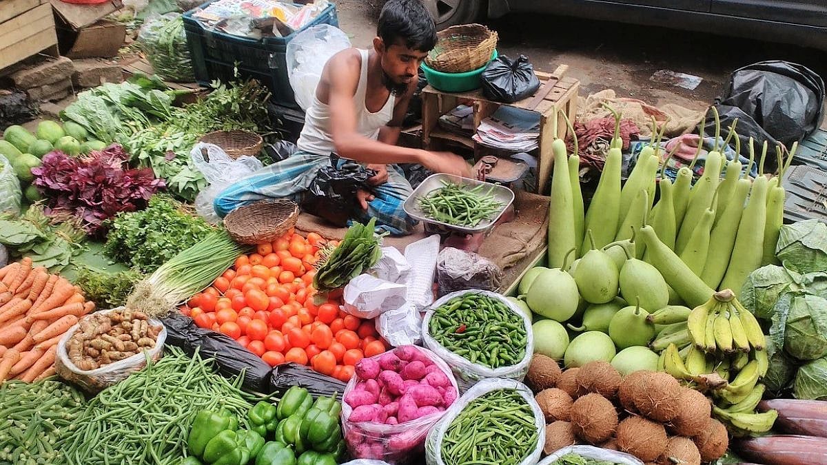 Market Rate Vegetables : टोमॅटो, वांगी दरात घसरण तर डाळी, गोडतेलाच्या ...