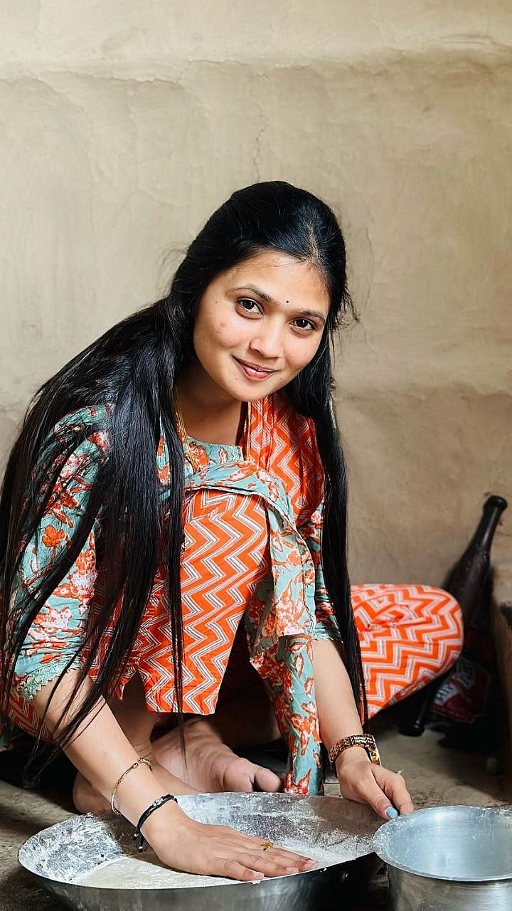 Gautami Patil : सबसे कातीलचा अनोखा अंदाज, चुलीवर थापल्या भाकऱ्या ...