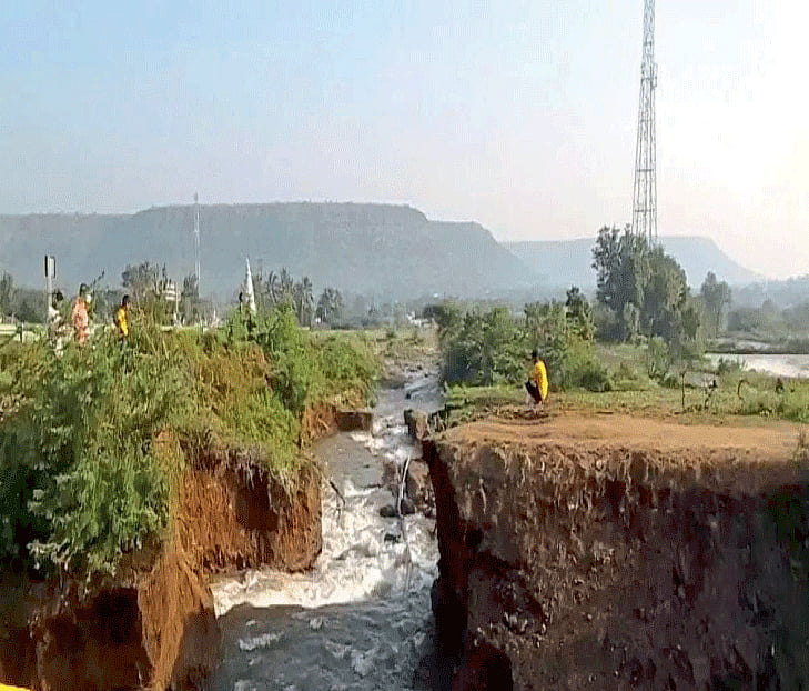 Tembhu canal burst | टेंभू योजनेचा कालवा फुटला; लाखो लिटर पाणी वाया ...