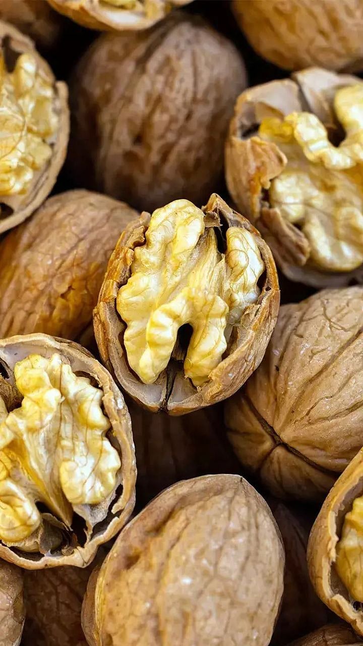 Walnut Health Benefits : हिवाळ्यात गरम राहण्यासाठी अक्रोड शरिरासाठी ...