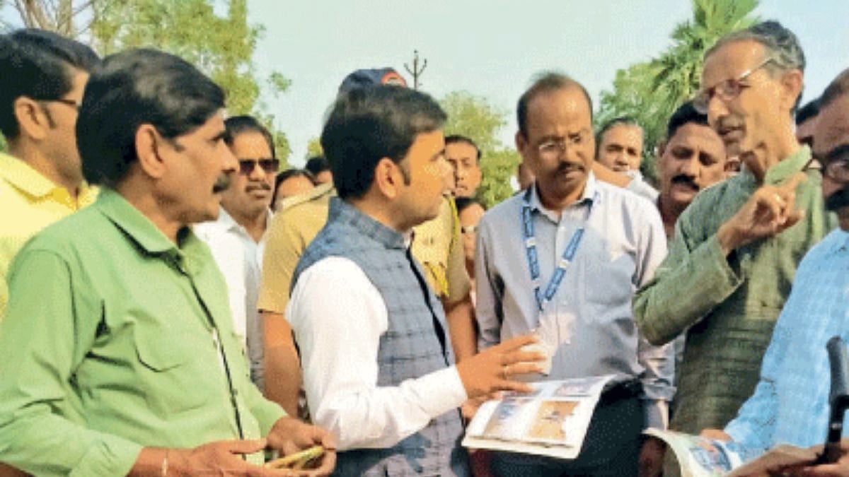 Panand Road Work | लोकवर्गणीतील पाणंद रस्त्याने घातली जिल्हाधिकाऱ्यांना ...