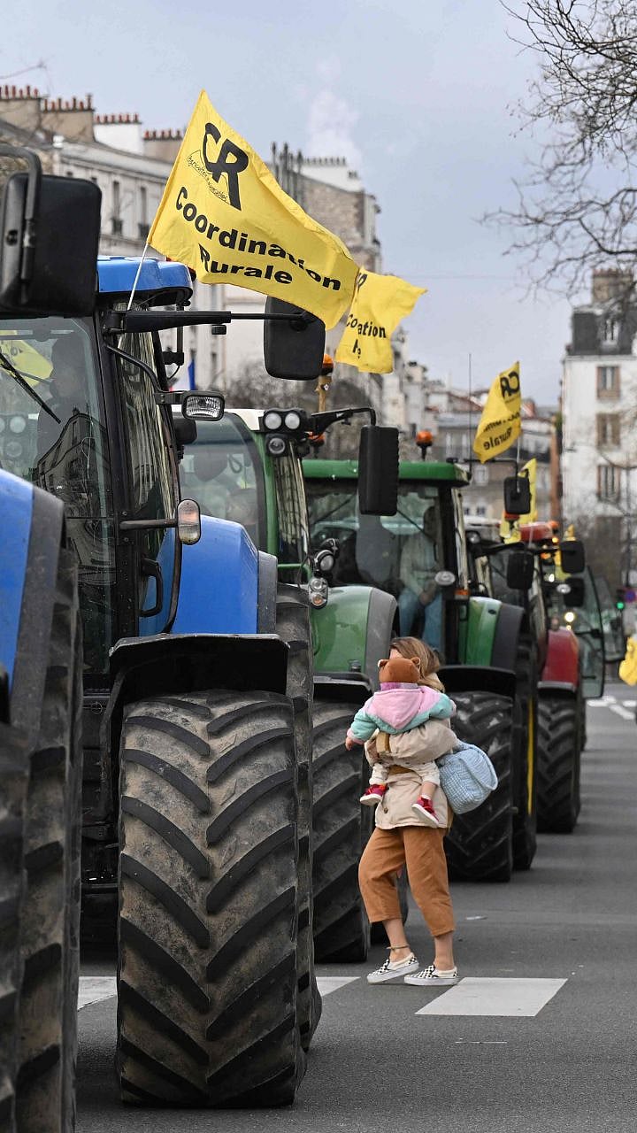 France Farmers Protest । फ्रान्समध्ये ट्रॅक्टरसह शेतकरी उतरले रस्त्यावर ...