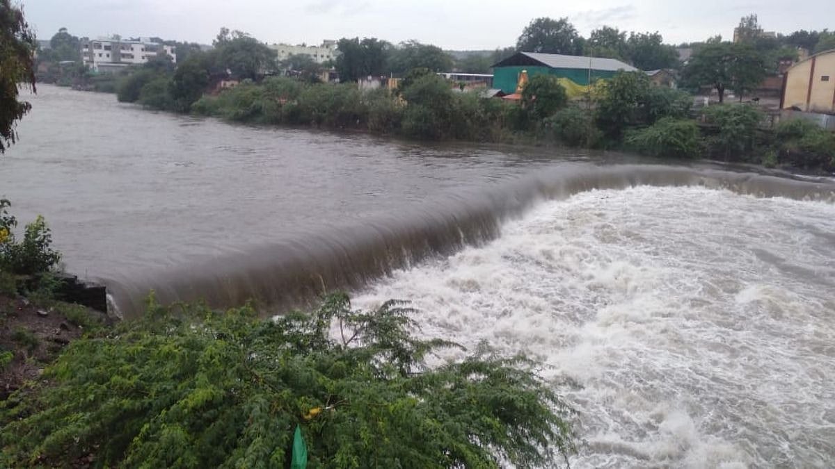 Girna River | गिरणेतील ५ हजार ९२७ दलघमी पाणी जाते वाहून | 5 thousand ...