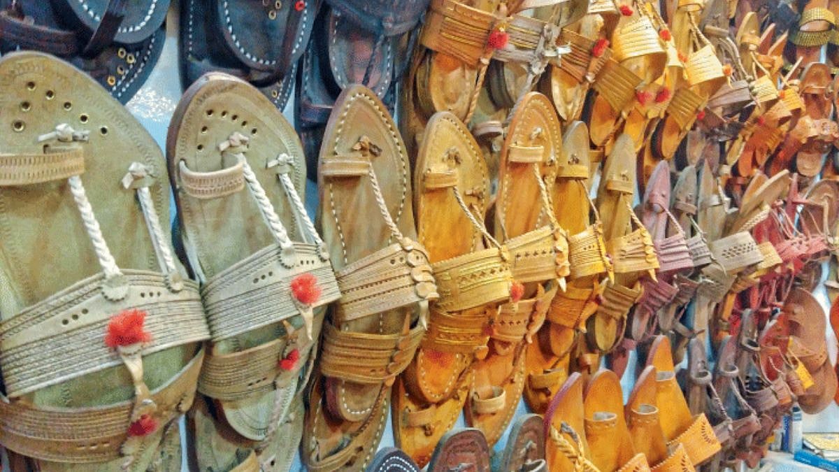 Kolhapuri Chapal | कोल्हापुरी चपलेला आता ‘क्यूआर कोड’ | Kolhapuri ...