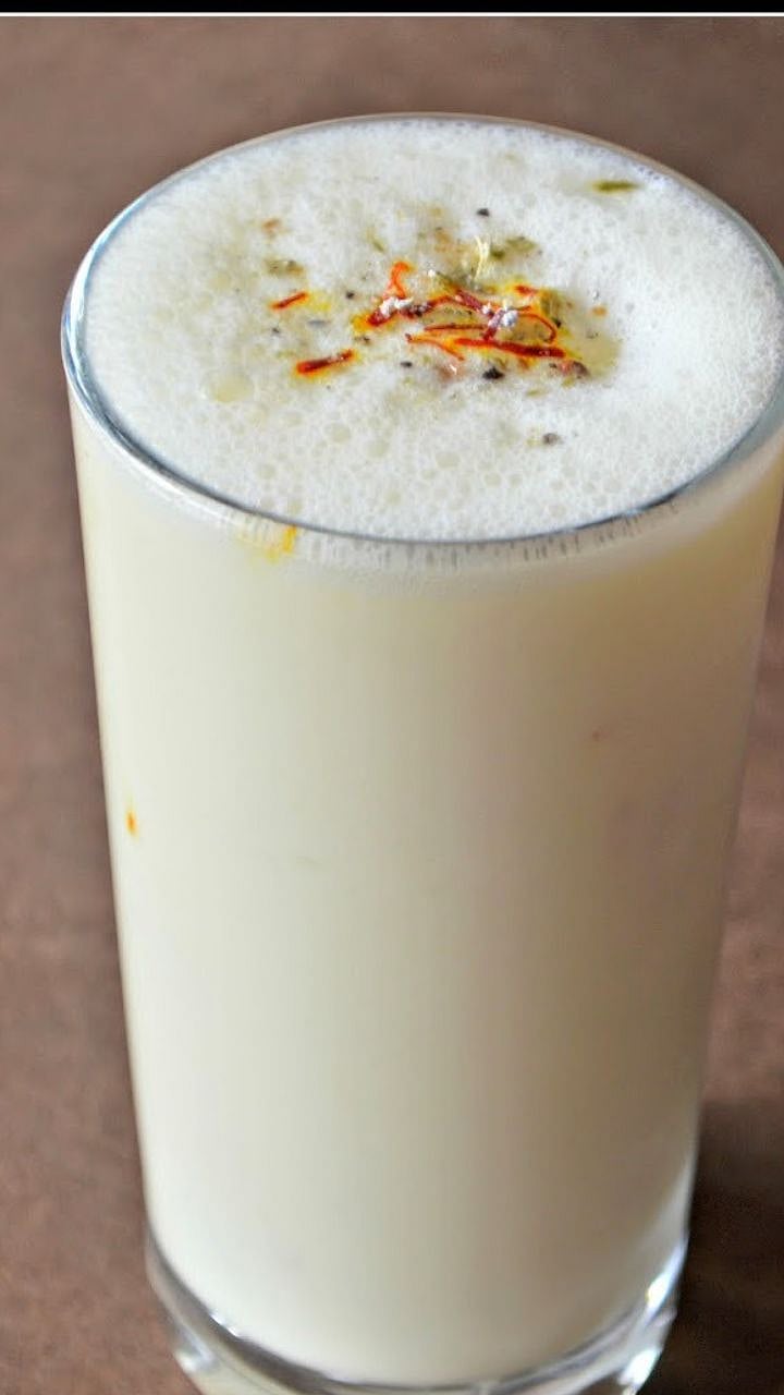 Lassi Benefits : गरमीच्या दिवसात रोज एक ग्लास लस्सी देईल शरिराला थंडावा ...