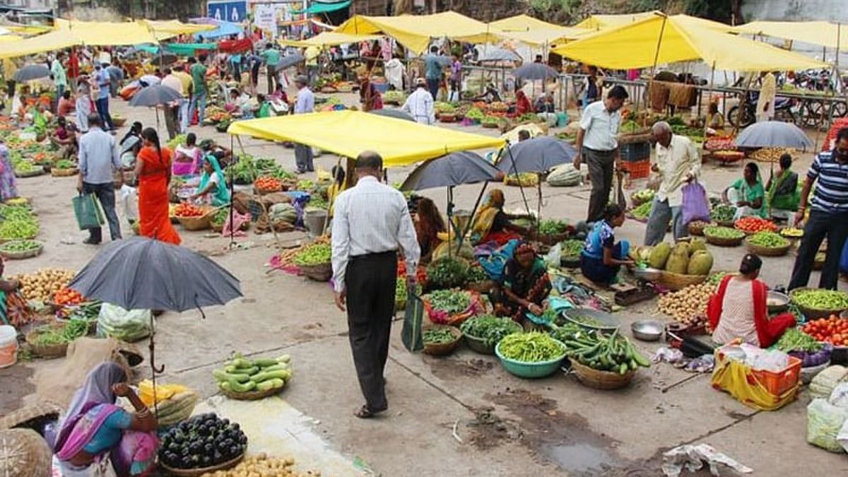 Kolhapur Fruit Market : टोमॅटो, कांद्याला कवडीमोल भाव तर झेंडू ...