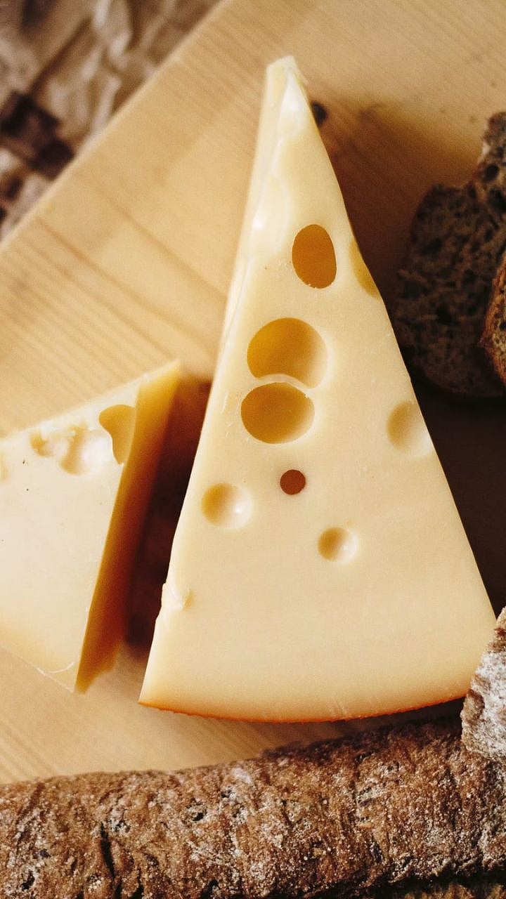 Benefits Cheese : प्रथिने युक्त चीज खाण्याचे असे आहेत फायदे|These are ...