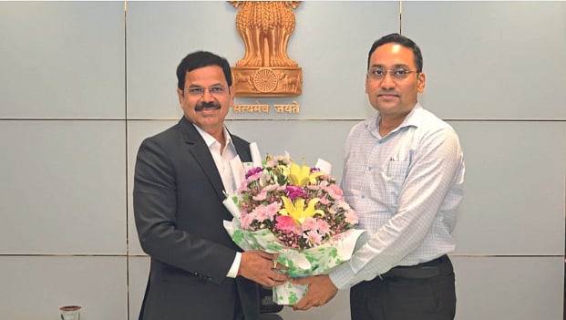 Dr. Pravin Gedam । नाशिक विभागीय आयुक्तपदाचा पदभार डॉ. गेडाम यांनी ...