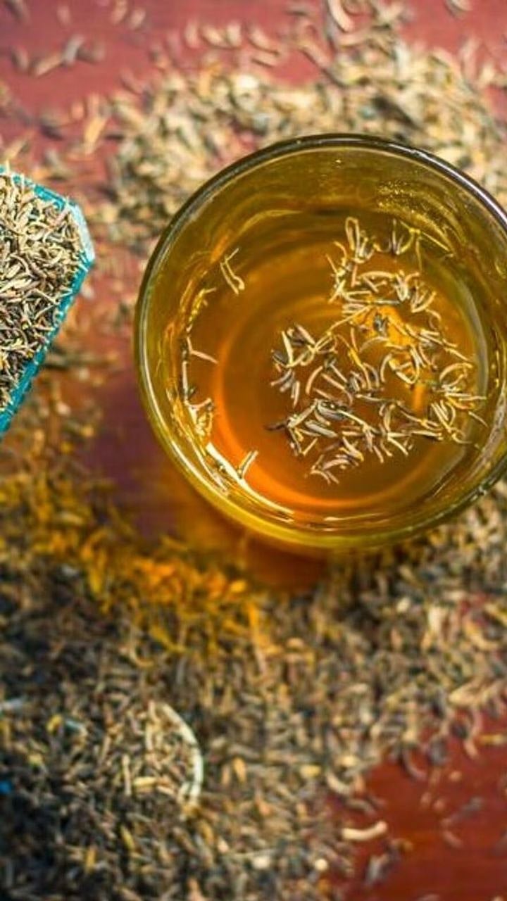 Cumin Water : रात्रभर भिजवलेलं जिरा पाणी पिल्यास दिवभर रहालं ताजेतवाने ...