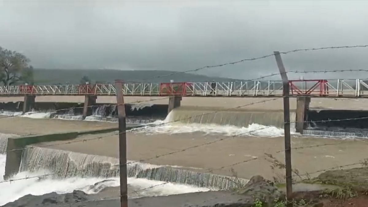 Kolhapur Satara Dam Water : राधानगरी धरणाचा एक दरवाजा उघडला, कोयना ...