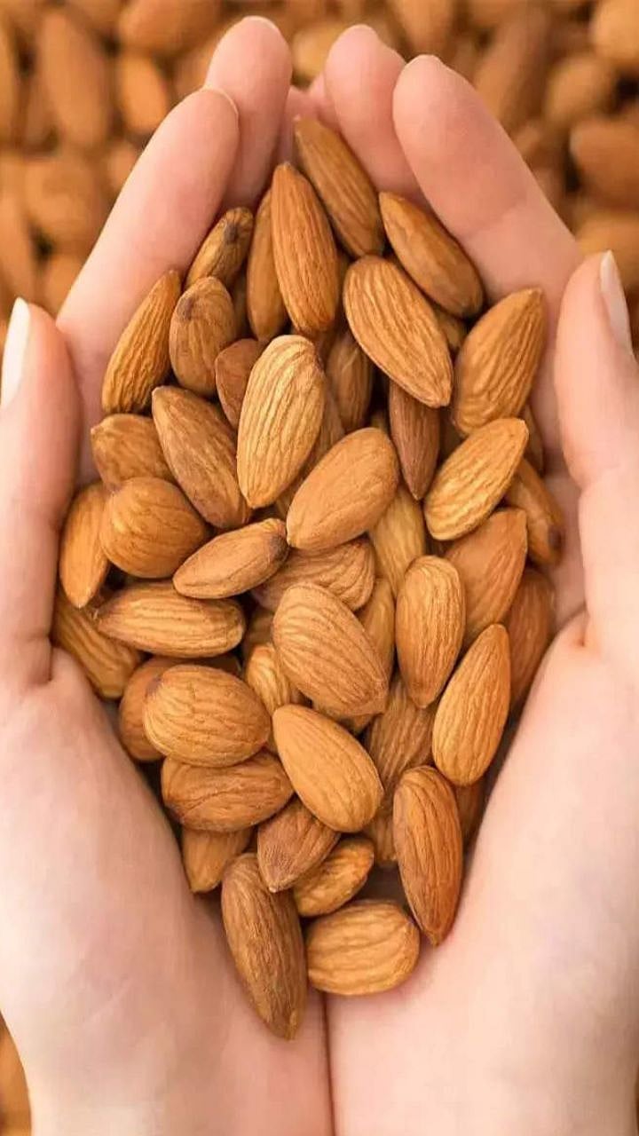 Eating Almonds : बदाम भिजवलेले खावेत? साल काढून खावेत? किती खावेत ...