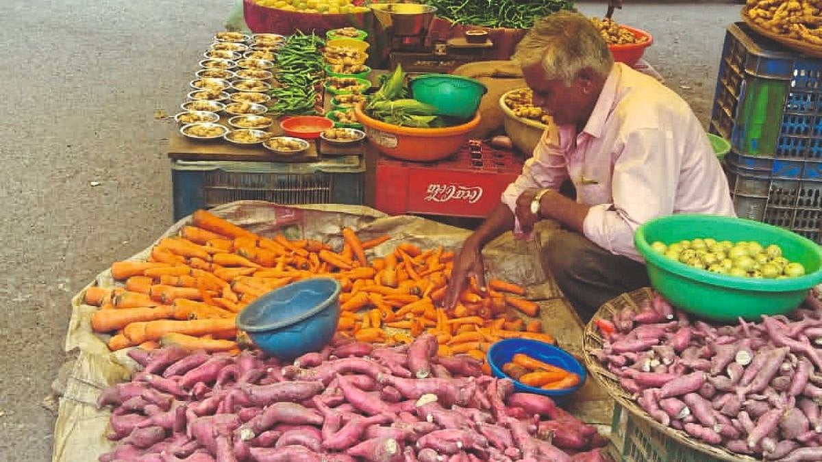 Kolhapur Vegetables Market : कोल्हापूर बाजारात टोमॅटो, गवार, रताळ ...