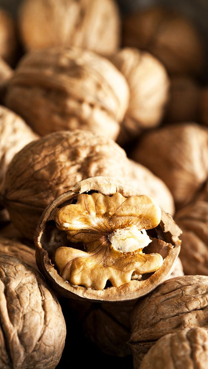 Walnuts Eating अक्रोड भिजवून खावं की तसचं, खाण्याची योग्य वेळ कोणती ...