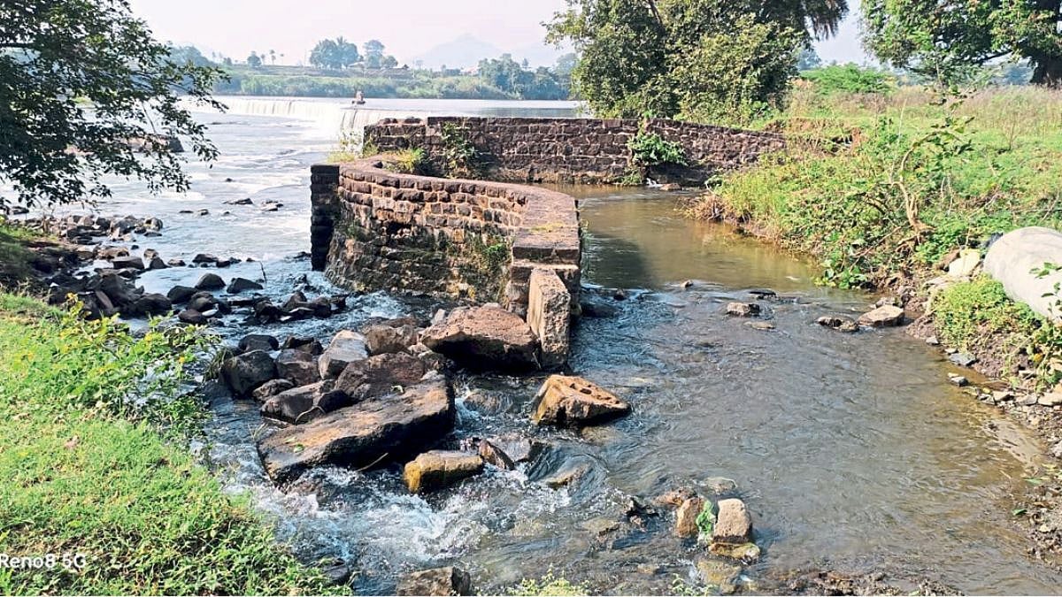Girna River । गिरणा नदीवरील बंधाऱ्याला भगदाड । The embankment breach on ...