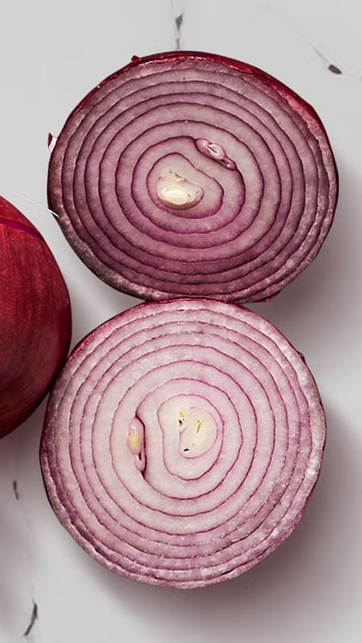 Eating Raw Onions : कच्चा कांदा शरिरातील कचरा बाहेर काढून टाकतो का ...