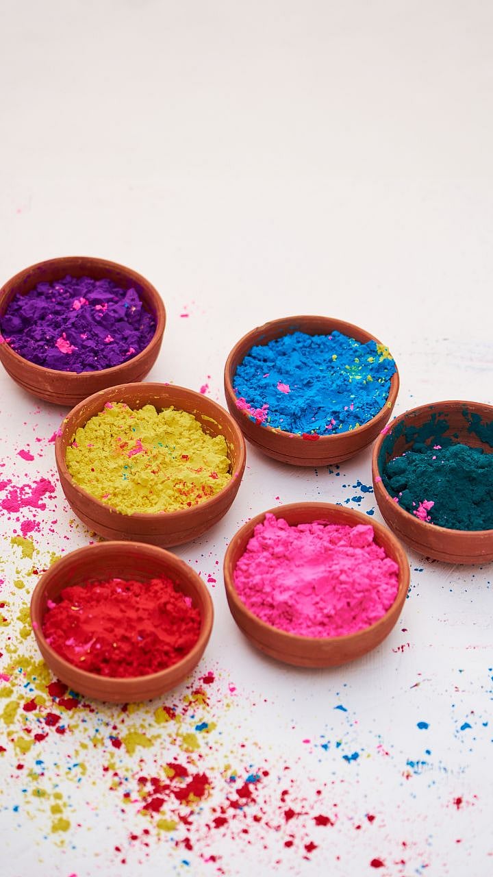 Natural Holi Colours : घरच्याघरी नैसर्गिक रंग बनवा ; होळीची रंगत वाढवा ...