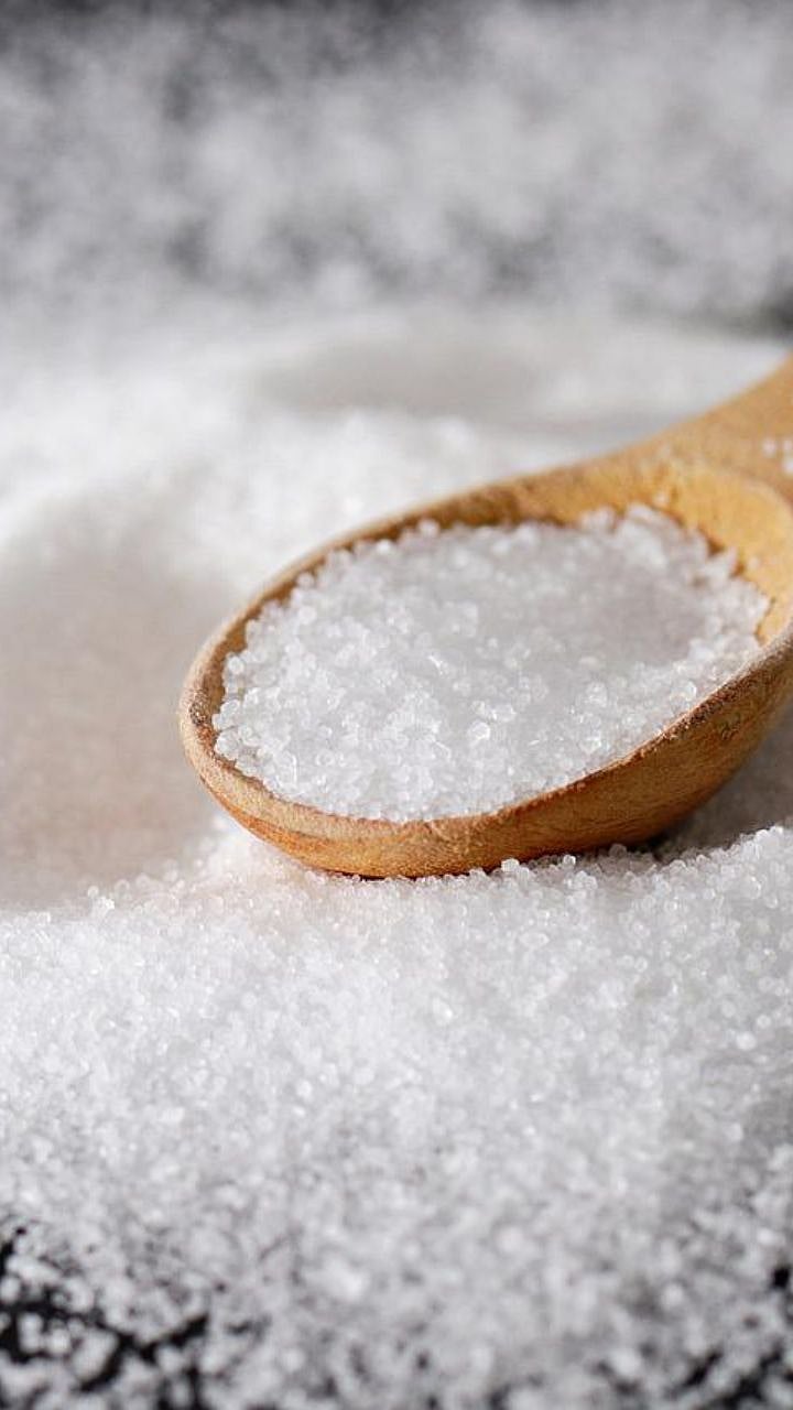 Eating Salt : ताटाला लावलेलं चिमुटभर मीठ शरिराला किती घातक, 'हे' होतील ...