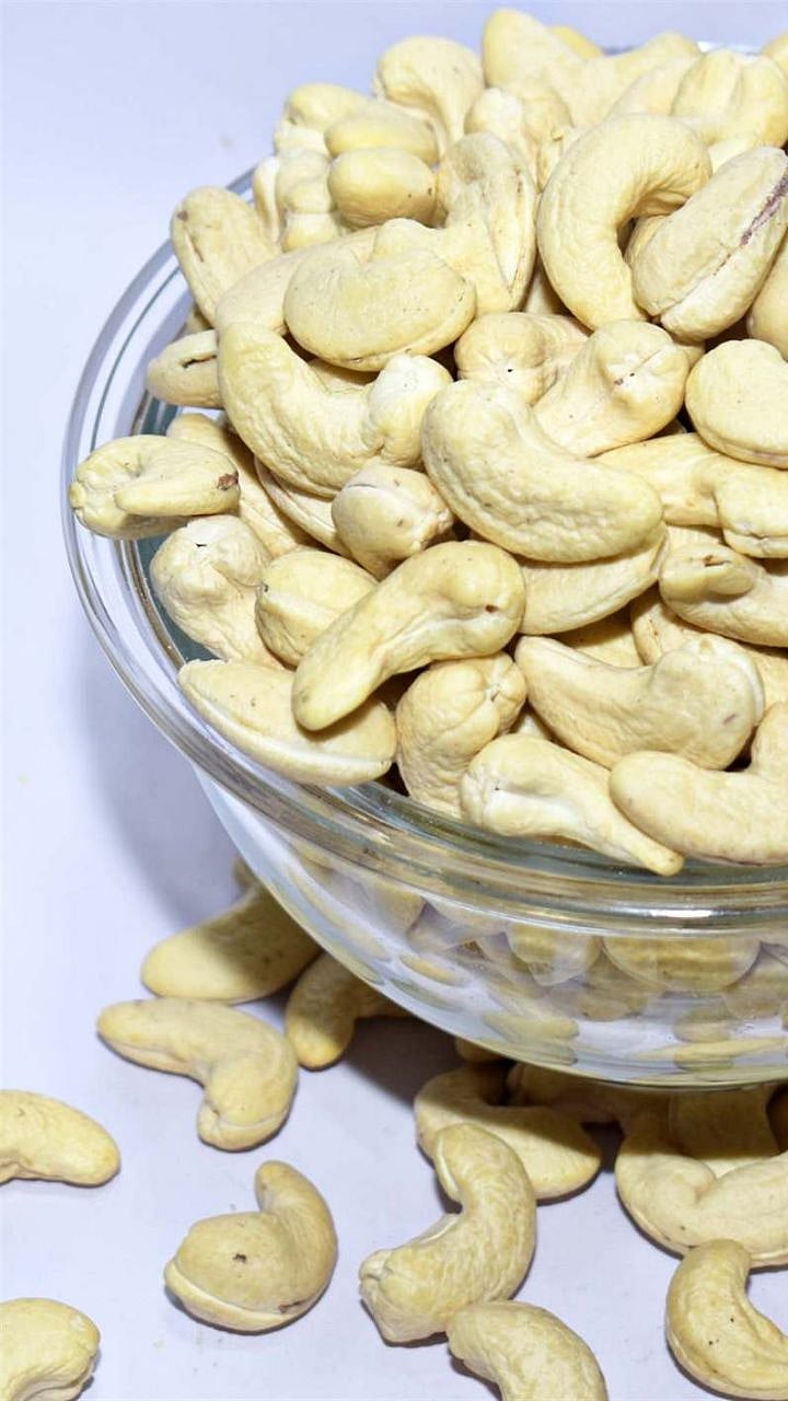 Soaked Cashew : महाग काजू शरिराला कितपत योग्य, भिजवून की तसचं खावं ...