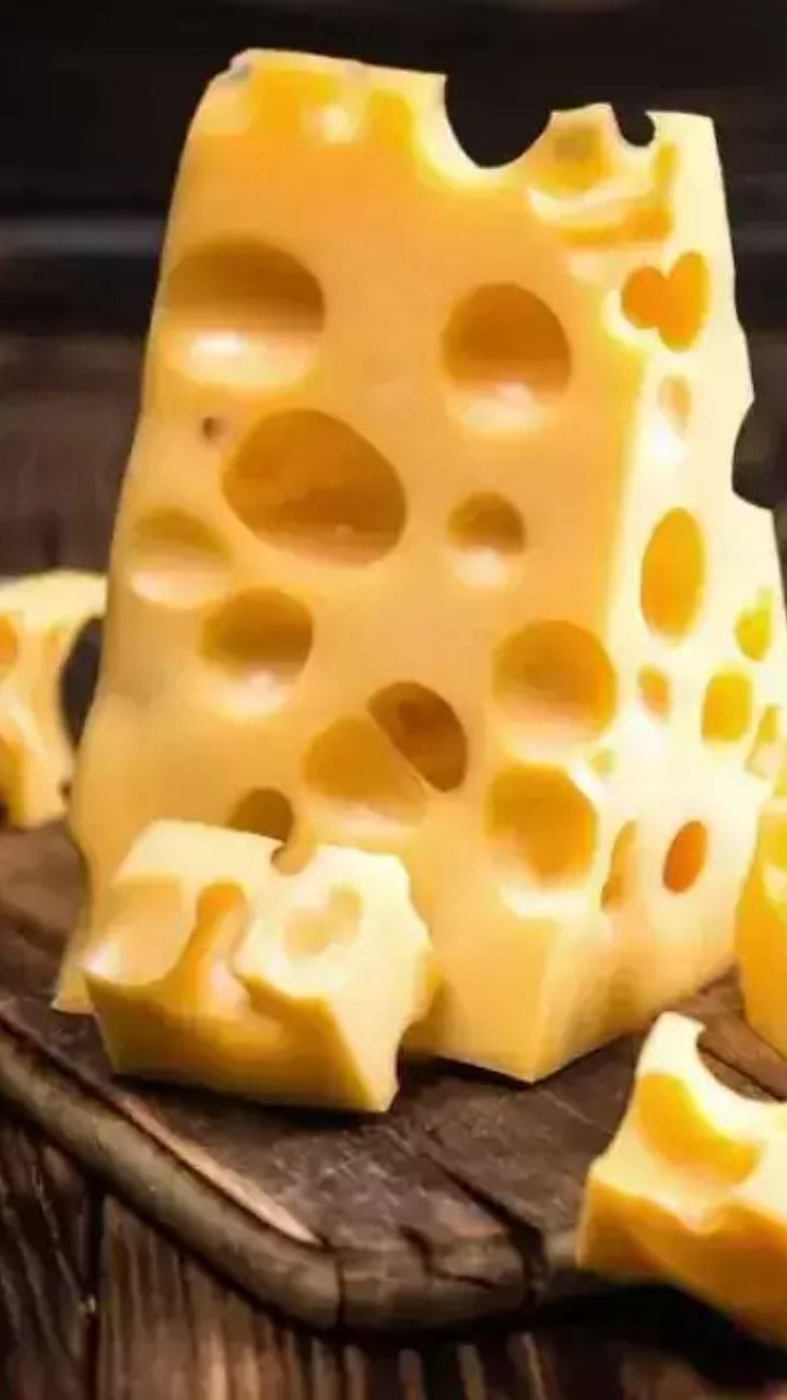 Cheese Eating : फास्टफूडमध्ये असणाऱ्या चीझमुळे मिळतील अनेक आरोग्यदायी ...