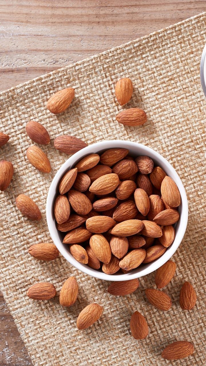 Eating Almonds । दरोरज किती बदाम खाणे आरोग्यासाठी चांगले असते? । How ...