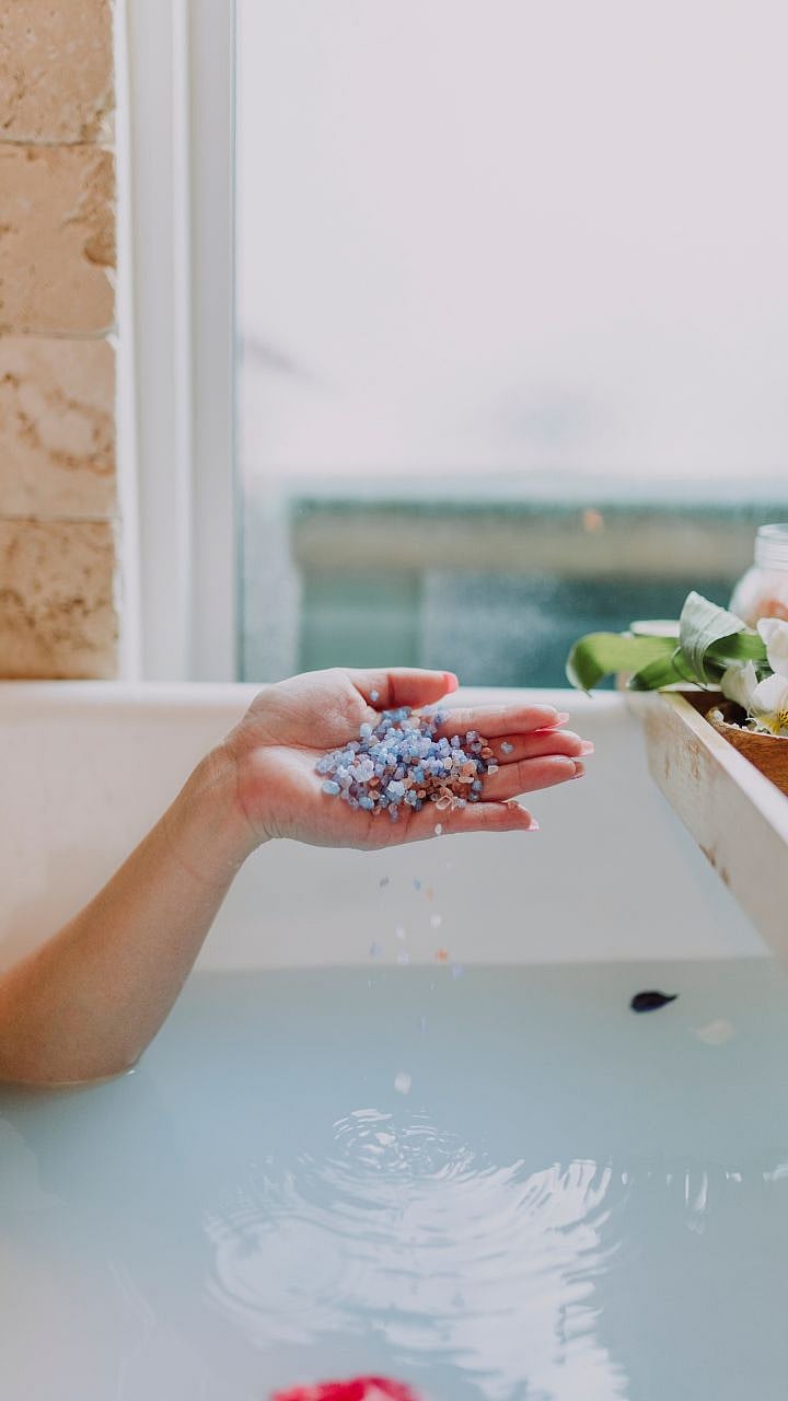 Salt Water Bath | मीठाच्या पाण्यानं आंघोळ करण्याचे आरोग्यदायी फायदे ...