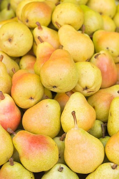 Pear Benefits | नाशपाती खा, पचन सुधारवा आणि त्वचेला चमकवा! | Eat pears ...