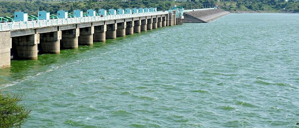 धरणातील पाण्याच्या विसर्गात घट । Dam Water