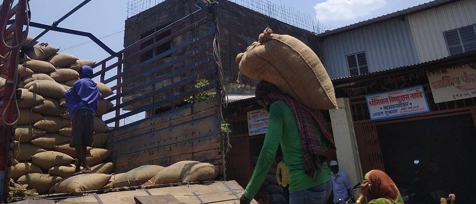 लातूर बाजारात हमालीसोबतच पायलीच्या नावाखाली शेतकऱ्यांची लूट । Looting ...