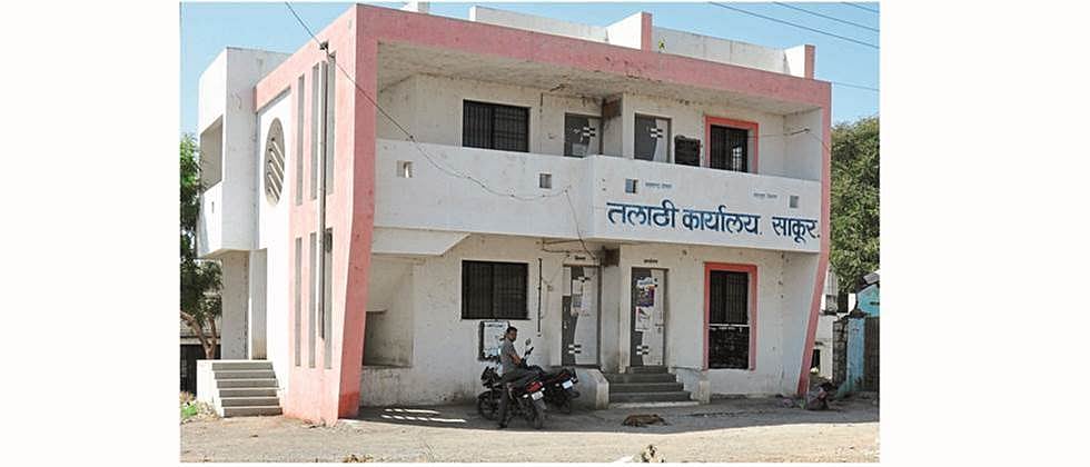 Talathi Sajja : कामकाजाचे वेळापत्रक लावणे तलाठ्यांना बंधनकारक