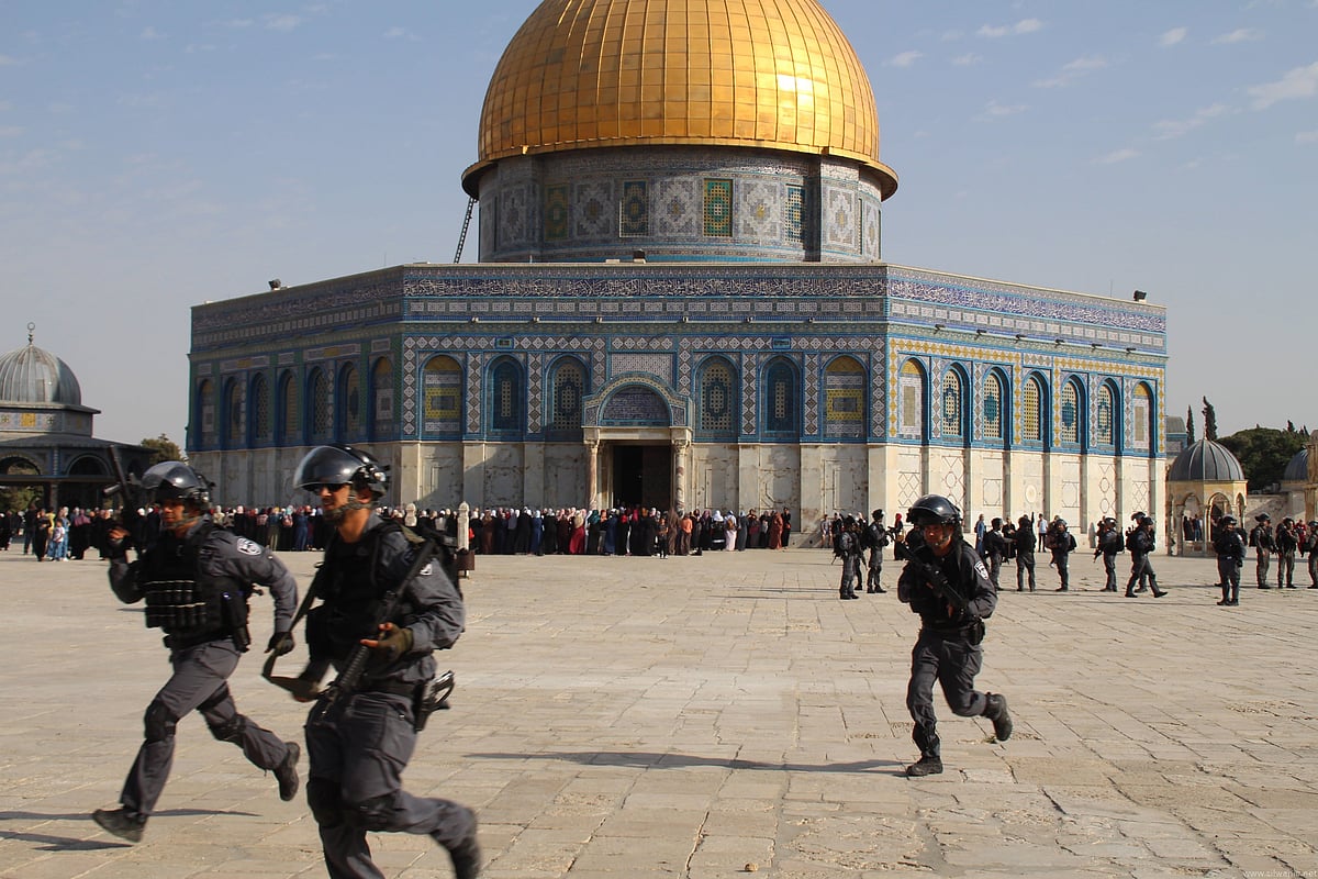 Scores of Israelis raid Al-Aqsa compound for Passover