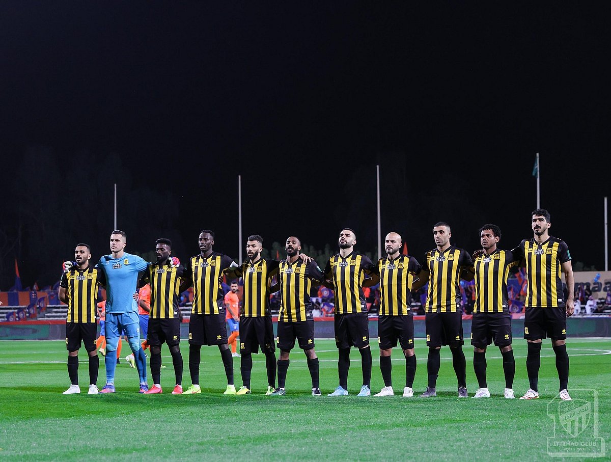 كونترا يطالب إدارة الاتحاد بالتعاقد مع مدافع مانشستر سيتي السابق