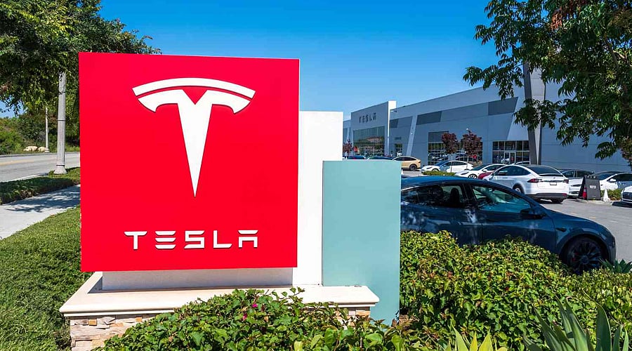 Tesla Senior VP Sells 82% Shares: What It Means?