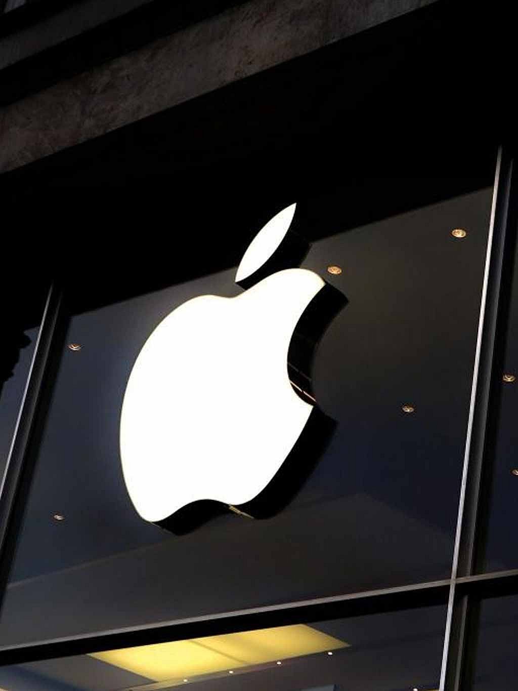 AI Crypto Tokens Dip as Apple Event Disappoints Traders
