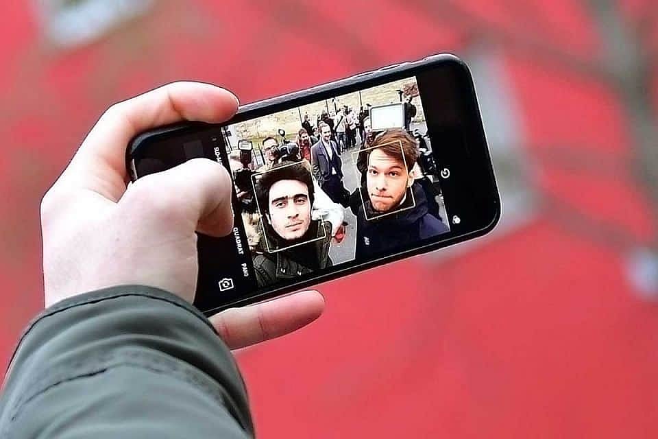 Facebook De-Identification Method Thwarts Facial Recognition Technology