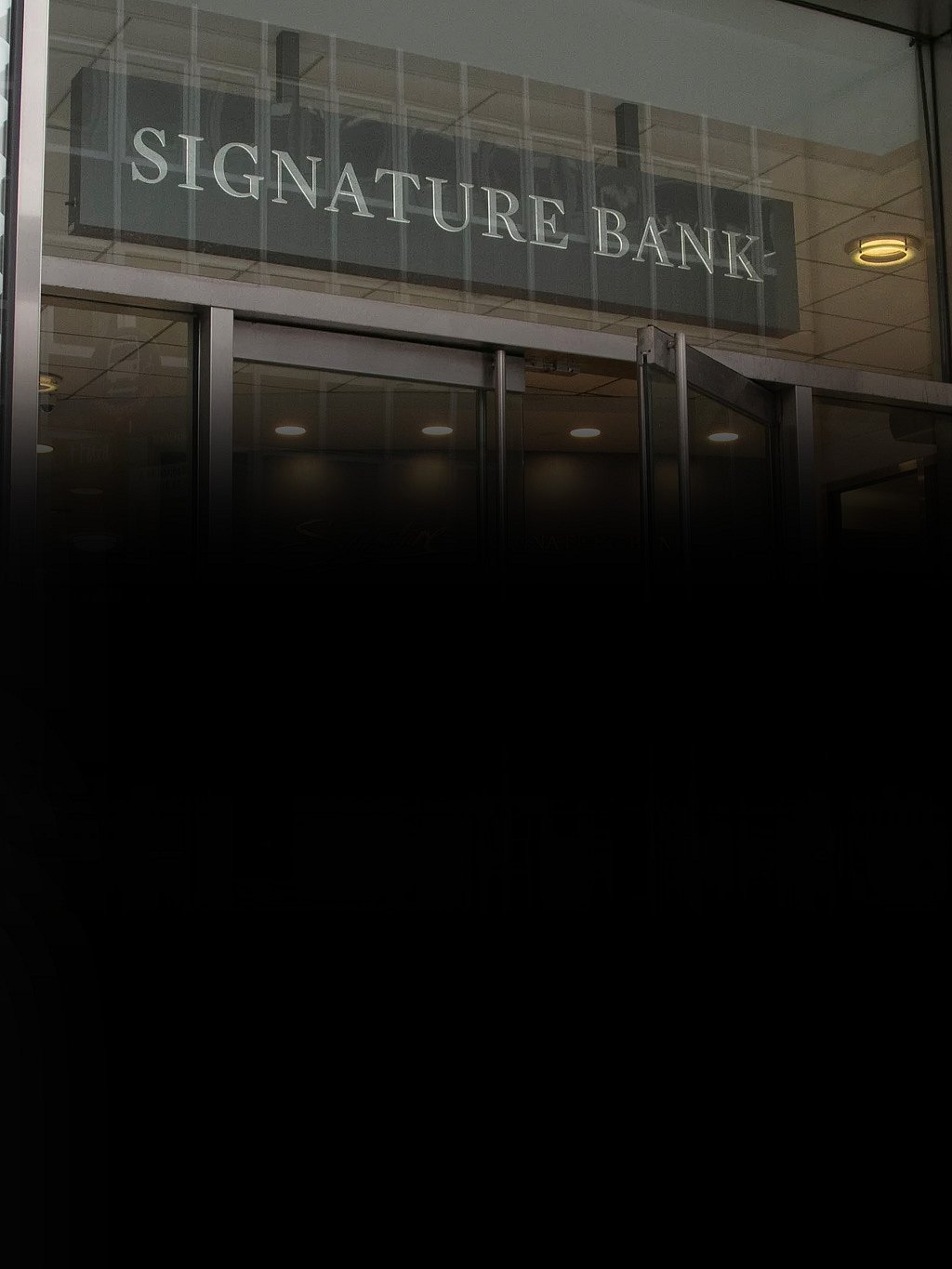 After its big cryptocurrency leap, the "Old-School" Signature Bank failed.