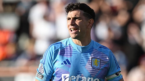 Aston Villa 'sleepwalking into Emi Martinez problem' amid Man United ...