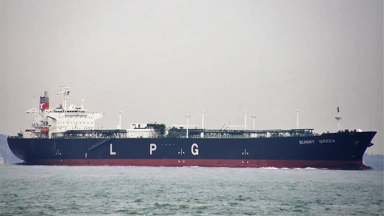 Bangladesh: Fires Erupt on LPG Carriers During STS Transfer, 31 Rescued