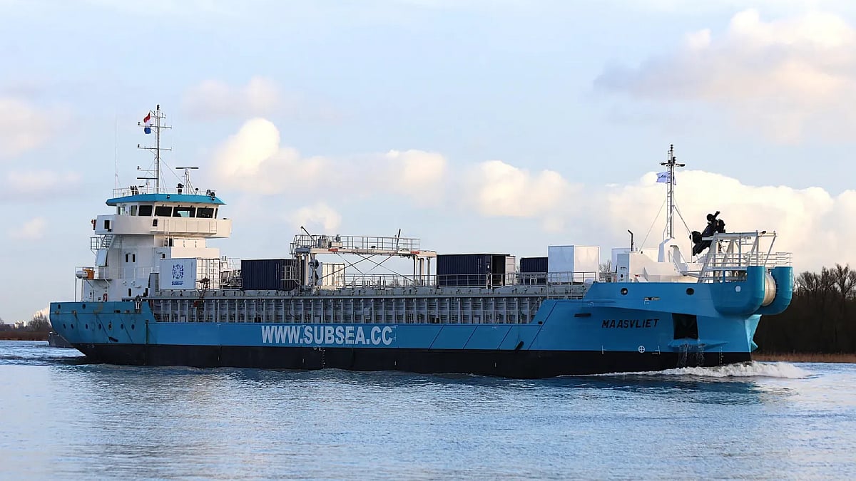 VESSEL REVIEW | Maasvliet – Cable recovery and transport ship delivered ...
