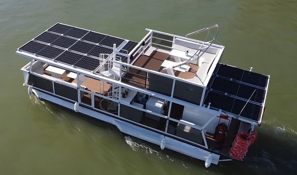 Compact recreational pontoon built for Spain's inland waters