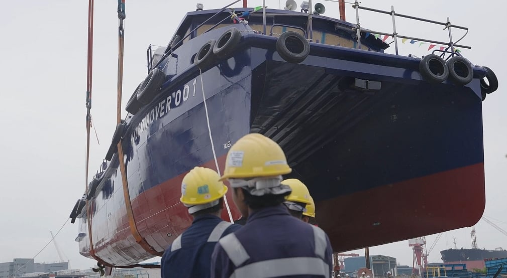 Hydromover 001 – Light catamaran cargo vessel designed for port waters