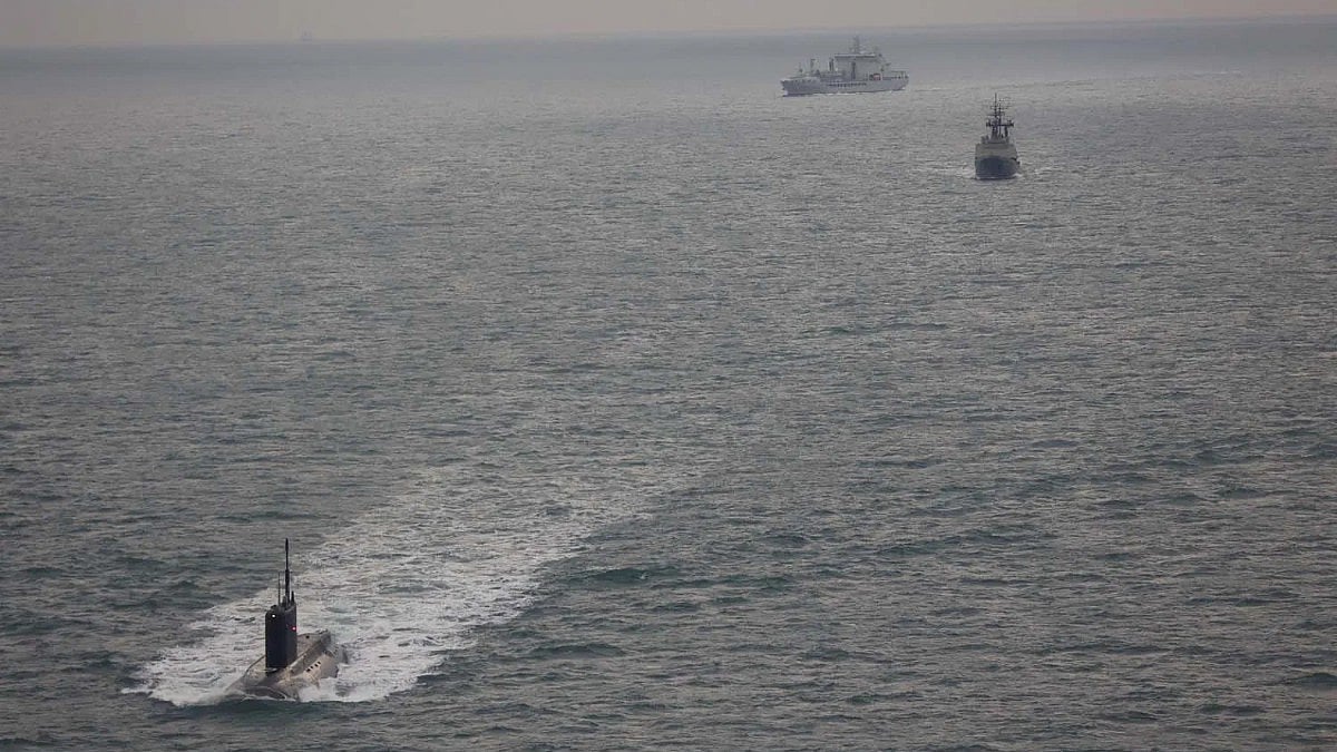 Royal Navy shadows Russian submarine through English Channel