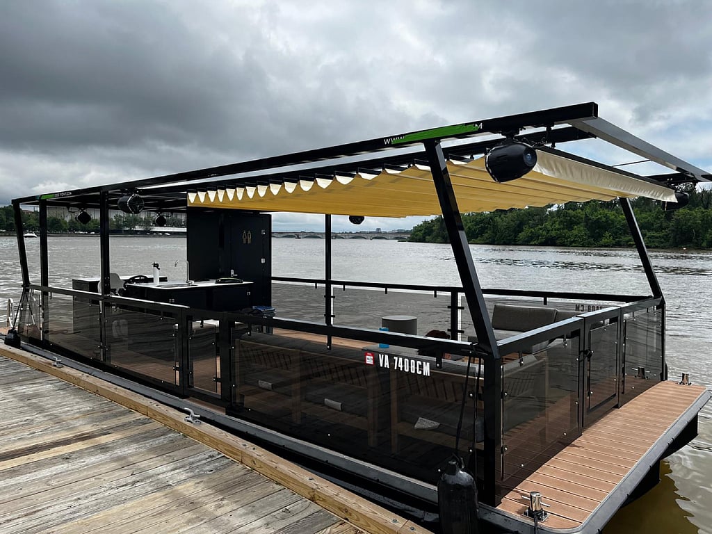 Prive – Modular pontoon boat for sightseeing and private events