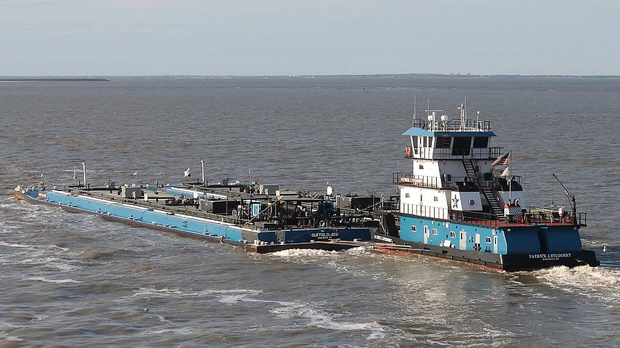 Five rescued after tug, bulk carrier collide on Mississippi River in ...