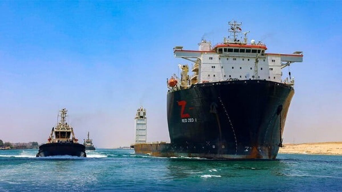 Heavy lift ship refloated following grounding in Suez Canal